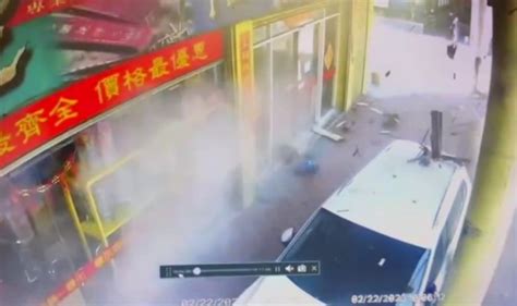 （恍神自撞片）婦人駕車精神不濟 撞斷柱子衝進店家騎樓