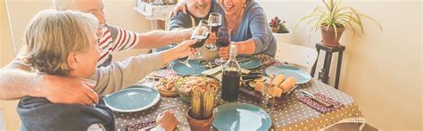 바베 큐 식사 테라스 야외성숙한 노인 식사 및 바베 큐 점심왼쪽된 안경에 초점즐거운 노인 라이프 스타일 개념에서 와인을 마시는에 환호 하는 행복 한 수석 친구의 그룹 가족에