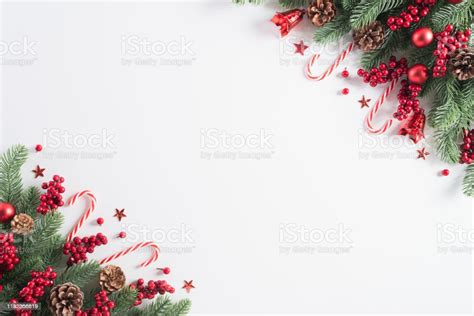 크리스마스 배경 개념입니다 흰색 배경에 가문비 나무 가지 소나무 콘 빨간 열매와 종 크리스마스 선물 상자 빨간 공의 상단보기 크리스마스에 대한 스톡 사진 및 기타 이미지