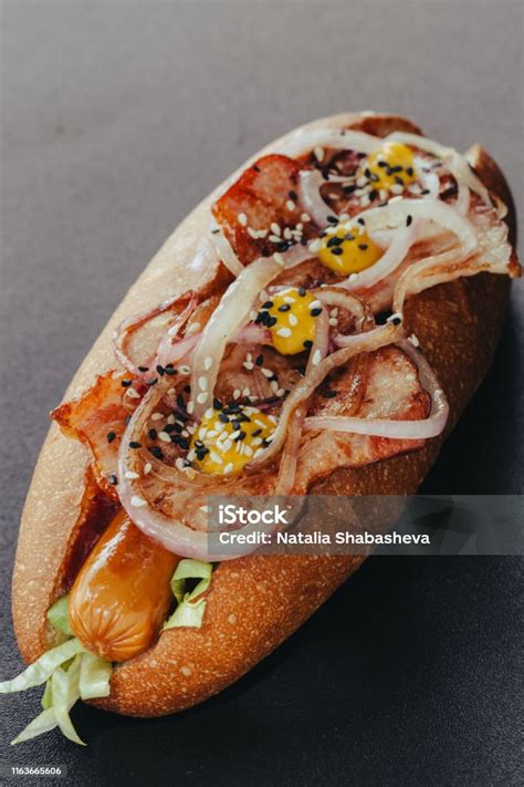 검은 배경에 고립 된 소시지 토마토 겨자 샐러드와 큰 핫도그 맨 위 보기 0명에 대한 스톡 사진 및 기타 이미지 0명 건강하지 못한 생활방식 검은색 Istock