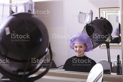 여자아이 아름다운 금발 머리 고대기 롤러 미용실 헤어드레서 개인 장식품에 대한 스톡 사진 및 기타 이미지 개인 장식품 곱슬 머리 그물망 Istock