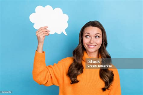 반짝이는 사려 깊은 숙녀가 마음 구름 빈 공간을 들고 니트 풀오버를 입고 고립 된 푸른 색 배경의 사진 30 34세에 대한 스톡 사진 및 기타 이미지 Istock