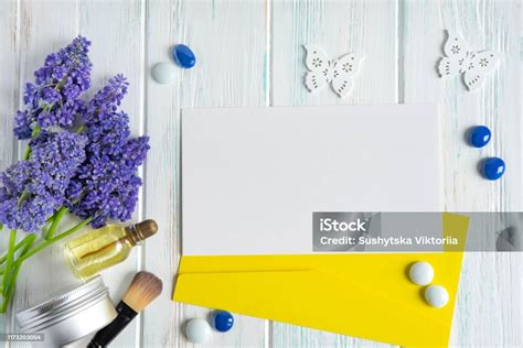 비문에 대한 레이아웃 및 레이블입니다 나무 배경에 크림 방향족 오일을 적용하기위한 브러시 화장품 아름다움 배너 Spa 개념입니다