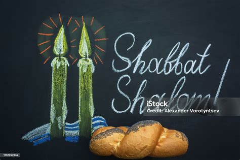 샤밧 샬롬 유대인과 히브리어 인사말 칠판에 그려진 촛불 이 일곱째 날에 완전함으로 거하시면 되리라 유대교 안식일에 대한 스톡 사진 및 기타 이미지 Istock