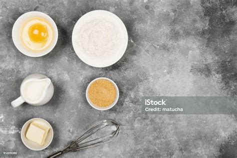 회색 배경에 재료 파이밀가루 계란 버터 우유 설탕 보기 상위 공간을 복사 합니다 음식 배경 갈색에 대한 스톡 사진 및 기타 이미지 Istock