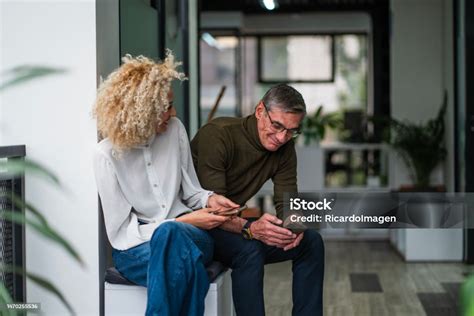다양한 연령과 인종의 동료들이 사무실에서 이야기하는 모습 25 29세에 대한 스톡 사진 및 기타 이미지 25 29세 2명 가정 생활 Istock