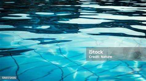 물 수영장 배경 블루 웨이브 풀 텍스처 맑은 수면 추상여름 바다 무늬 0명에 대한 스톡 사진 및 기타 이미지 0명 고여 있는 물 굴절 Istock