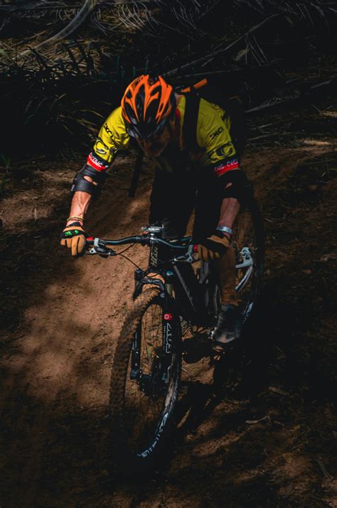 Foto Profissional Gratuita De Adrenalina Andar A Cavalo Andar De Bicicleta Ao Ar Livre árido