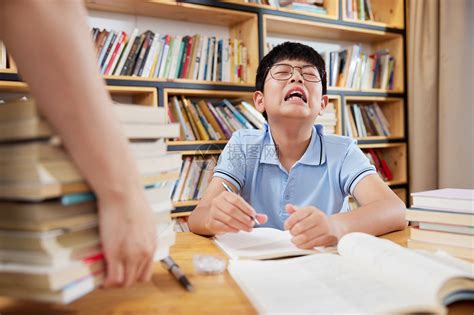 书桌前学习压力大烦躁的儿童高清图片下载 正版图片507720554 摄图网