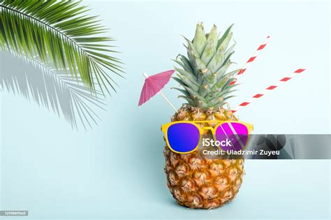 여름 열대 파인애플 배경 파란 배경에 야자수 아래 선글라스를 쓴 파인애플 해변에서 칵테일 파티 휴식 휴식 및 여름 개념 밝은