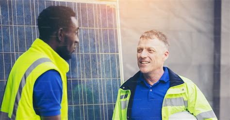 혁신적이고 효율적인 태양 전지판 배터리 개념을 연구하는 재생 에너지 엔지니어 팀 회의 문제 해결 사진 Unsplash의 능률 이미지