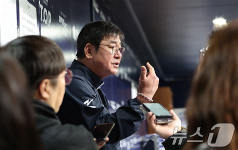 인터뷰하는 류중일 야구 대표팀 감독 뉴스1
