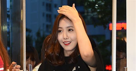 [포토엔]여자친구 신비 엄청난 핫팬츠 선보이며 등장