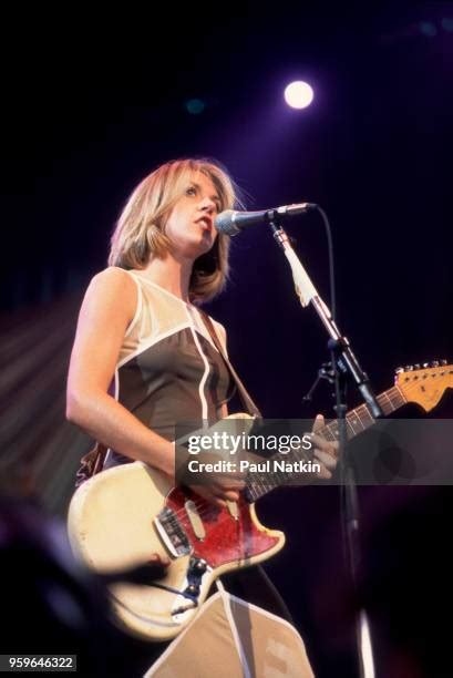 Liz Phair In Concert Photos And Premium High Res Pictures Getty Images