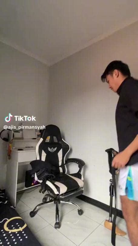 Putting On A Leg With A Suction Socket And A Sarong Rimbaudsleg On Tumblr