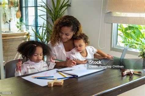 집에서 일하는 동안 아이와 함께 그림을 그리는 아프리카 어머니 18 23 개월에 대한 스톡 사진 및 기타 이미지 18 23