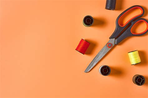 작업장에서 오렌지 재단사 책상에 화려한 스레드와 흩어져 봉 제 액세서리 가위와 스풀 텍스트의 공백입니다 맨 위 보기 가위에 대한 스톡 사진 및 기타 이미지 Istock