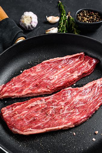 프라이팬에 생 대리석 쇠고기 스테이크 검은 색 배경입니다 맨 위 보기 0명에 대한 스톡 사진 및 기타 이미지 0명 건강한 식생활 검은색 Istock