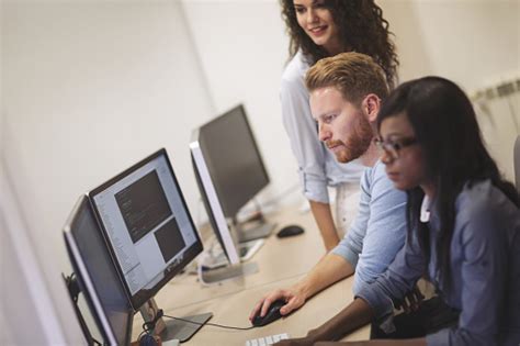 회사 사무실에서 협업하는 프로그래머 및 비즈니스 인력 30 39세에 대한 스톡 사진 및 기타 이미지 30 39세 기업 문화 기업 비즈니스 Istock