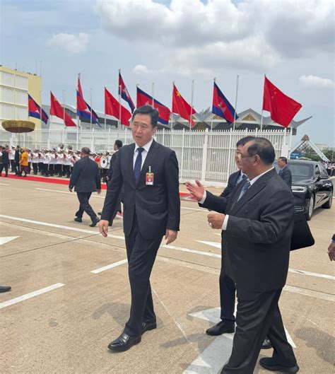 មេកងអង្គរក្សប្រធានាធិបតីចិន បានទាញដៃនាយឧត្តមសេនីយ៍កិត្តិសង្គហបណ្ឌិត ហ៊ីង ប៊ុនហៀង