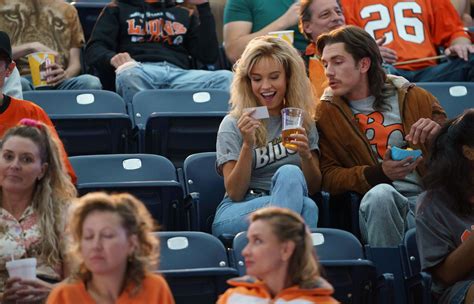 Pamela Andersons Labatt Cam Scene In Pam Tommy Really Happened