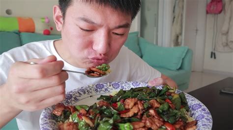 百吃不腻的辣椒炒肉，先炒辣椒再炒肉，直接盖到米饭上，吃爽了 Youtube