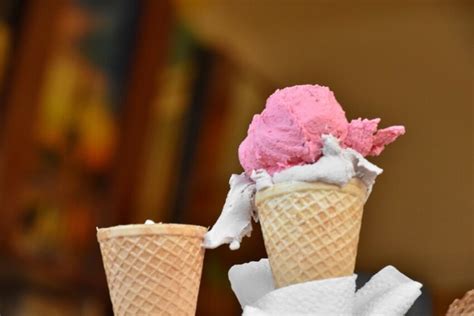 무료 사진 바닐라 특 종 콘 코 넷 와플 달콤한 크림 웨이퍼 여름 딸기