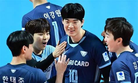 스포키 알리 김지한 48득점 통곡의 벽 20번 세운 우리카드 삼성화재 꺾고 3위 추격 정조준
