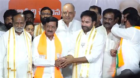 తెలంగాణ బీజేపీలో చేరిన మాజీ మంత్రి నెరేళ్ల మాజీ ఎమ్మెల్యే పండరీ