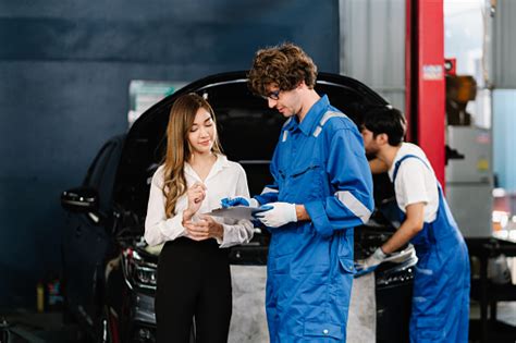 아시아 여성 고객이 점검 목록을보고 수리 차고에서 기술자 남자와 함께 항목을 수리했습니다 3 명에 대한 스톡 사진 및 기타 이미지 3 명 고객 고객 서비스 담당자