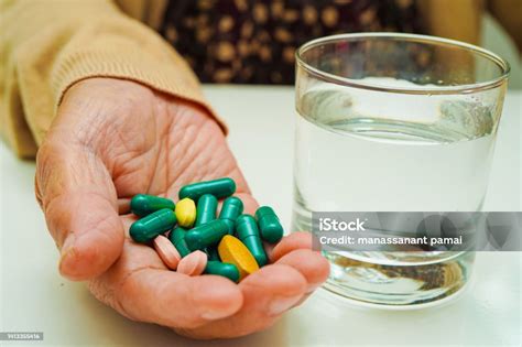 유리에 물로 알약 약을 들고 아시아 노인 여성 강한 건강한 의료 개념 건강관리와 의술에 대한 스톡 사진 및 기타 이미지 건강관리와 의술 건강한 생활방식 나이 Istock