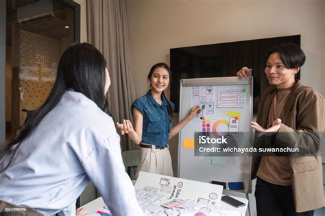 전략 계획 및 프로젝트 개발을 위해 현대적인 사무실 환경에서 협업하는 비즈니스 팀 3 명에 대한 스톡 사진 및 기타 이미지 3 명 개발 경영자 Istock