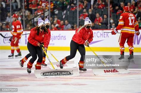 Nhl Ice Girls Photos And Premium High Res Pictures Getty Images