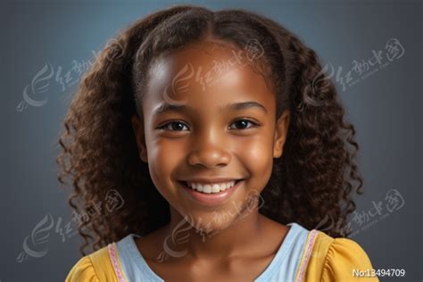 小女孩卷发和黄色衬衫在蓝色背景高清图片下载 红动中国