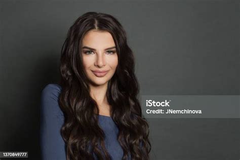 긴 머리와 아름다운 갈색 머리 예쁜 여자 와 고전적인 머리 곱슬 미소 25 29세에 대한 스톡 사진 및 기타 이미지 25 29세 갈색 갈색 머리 Istock