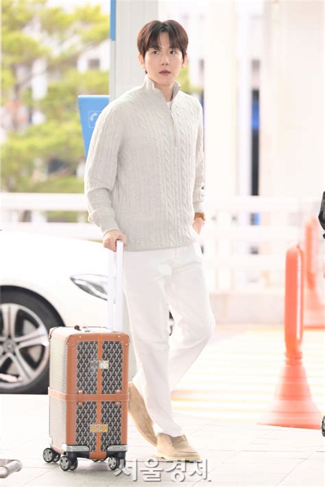 엑소 백현 내 캐리어는 내가 끌어요 [se★포토] 서울경제