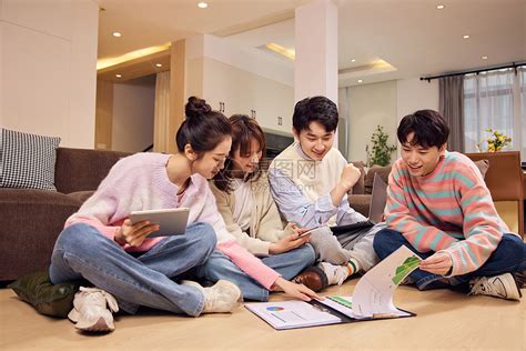 大学生兴趣小组聚会讨论高清图片下载 正版图片507700486 摄图网