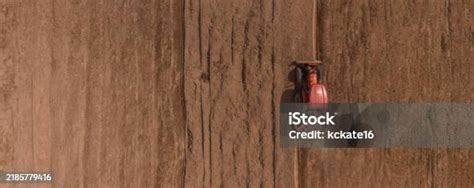 트랙터의 조감도 경작지를 결합하십시오 드론 촬영 작물을 심기 위해 토양을 준비하는 트랙터 밭고랑 밭 행 패턴 에서 경제에 대한 스톡 사진 및 기타 이미지 Istock