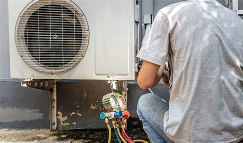 에어컨을 수리하는 전기 기술자 기술자가 냉기 공기 압축기를 점검하고 있습니다 건축물에 대한 스톡 사진 및 기타 이미지 건축물