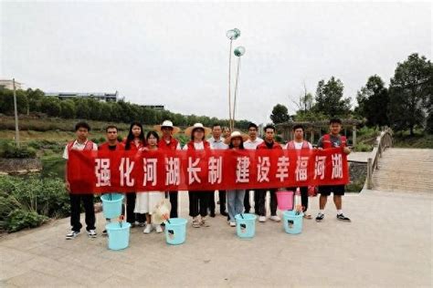 回龙圩管理区开展“清河净滩”专项行动活动河岸垃圾袋