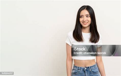흰 셔츠를 입은 아름다운 젊은 아시아 여성 매력적인 여성 아가씨는 고립된 하얀 빈 배경에 서서 포즈를 취한다 텍스트 광고를 위한 복사 공간을 찾고 있는 아시아의 귀여운