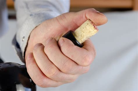 한 남자가 코르크가 열리는 와인 한 병을 들고 있습니다 레드 와인 한 병을 들고 손 붉은 포도주에 대한 스톡 사진 및 기타 이미지 붉은 포도주 손 코르크 음료용품