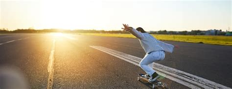 Glückliches Skater Mädchen Fährt Ihr Skateboard Und Hat Spaß Auf Der