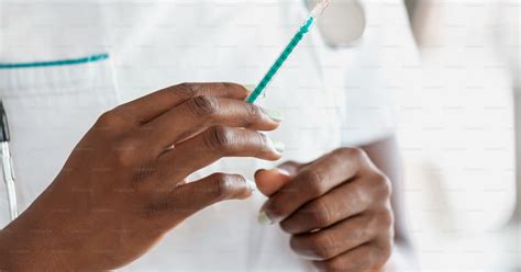 주사기 손에 의료 주사 손바닥 또는 손가락 바늘이 달린 의학 플라스틱 예방 접종 장비 간호사 또는 의사 액체 약물 또는 마약 병원에서의 건강 관리 사진