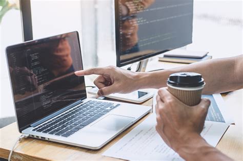 소프트웨어 개발 회사 사무실 코드 작성 및 데이터 코드 입력 Html Php 및 자바 스크립트로 프로그래밍하는 프로그래밍 및 웹