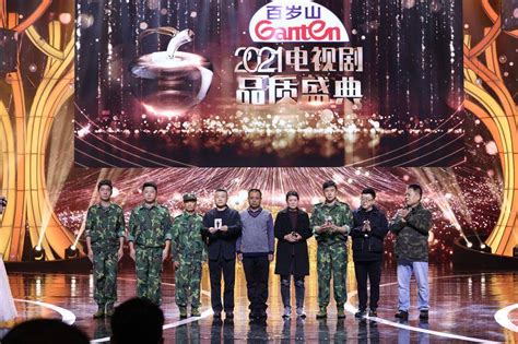 《士兵突击》剧组15年后重聚 韩商言佟年合体士兵突击新浪新闻