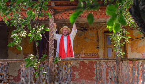 “ერთი სიტყვა არ უთქვამს არც მე არც მას წავიდა ასე უსიტყვოდ უბოდიშოდ უმადლობოდ…” ვისზე წერს