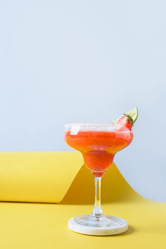 라임 주스와 블랙 배경에 아이스 큐브가 있는 클래식 마가리타 칵테일 수직 방향입니다 스무디에 대한 스톡 사진 및 기타 이미지