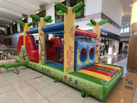 Надуваем батут пързалка Съоръжения за игри Атракции Варна Батута е с размери 8 5 4 ме