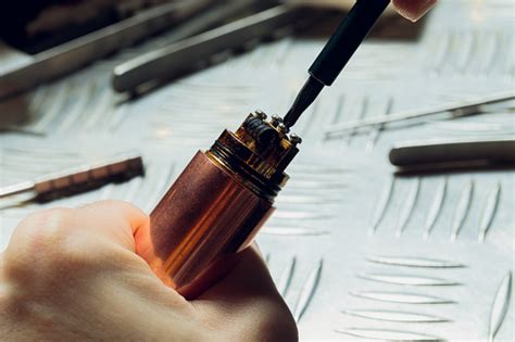 전문의는 흡연 Vape에 대한 봄을 대체합니다 상점에서 전자 담배를 전문적으로 유지합니다 깨진 Vaping 장치를 수정하고 금연 니코틴 담배를 종료합니다 건강관리와 의술에